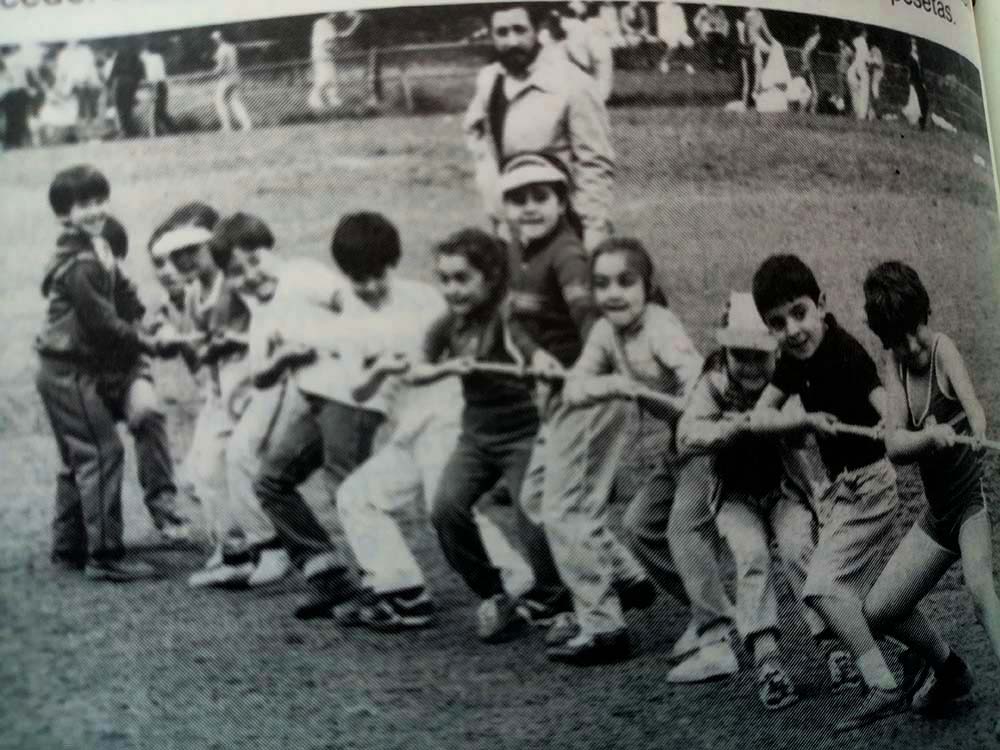 La foto y su pie.- Cuando éramos niños > De acebo y jara