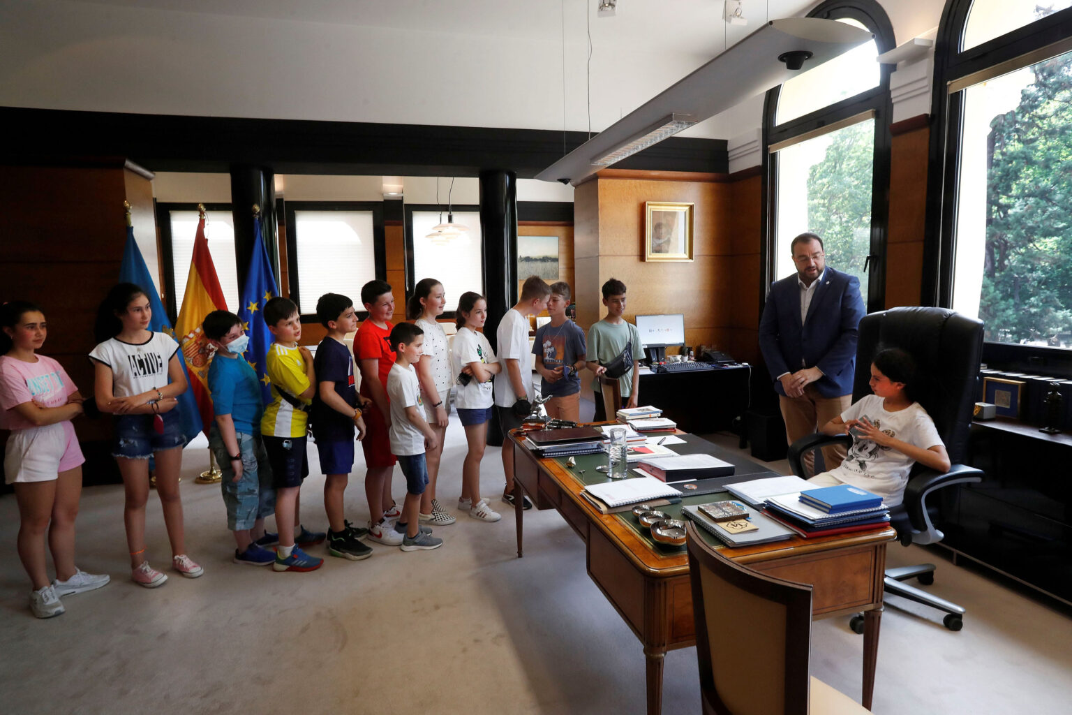 TINEO.- Los escolares con el presidente > De acebo y jara